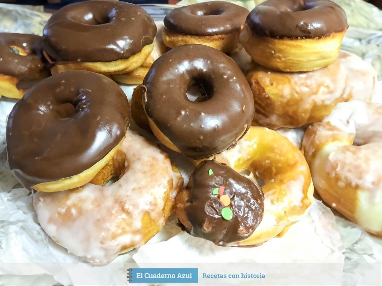 Donuts caseros con glaseado de azúcar y chocolate. | El Cuaderno Azul